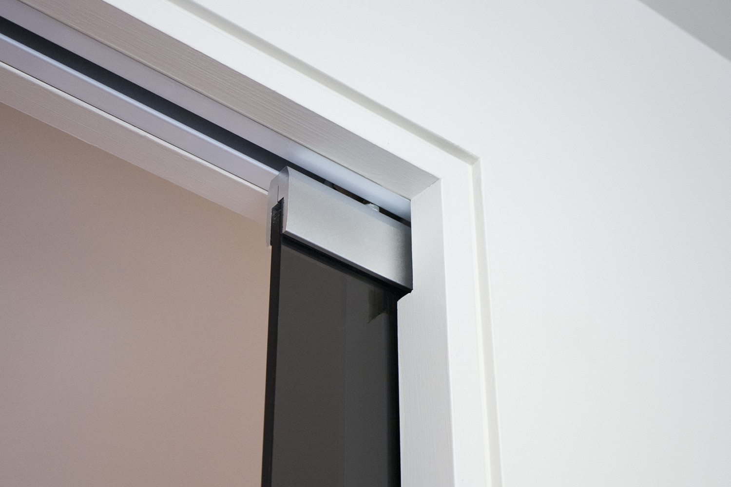 Metinno Shadowline Cavity Door - ADX Depot